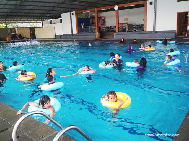 Kolam Renang Air Hangat di Bandung: Taman Air Super Progresif - Armita ...